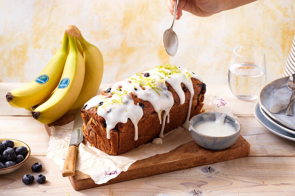 Pane alle banane Chiquita con i mirtilli e glassa al limone | Ricette ...